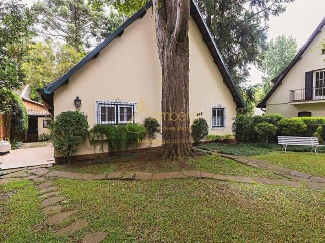 CASA ESTILO NORMANDO TÉRREA COM 3 QUARTOS, SALA C/ LAREIRA SALA VOLTADA PARA UM LINDO JARDIM