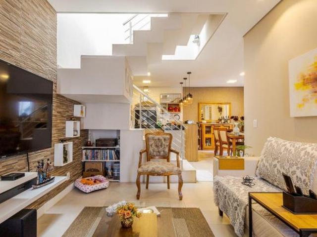 Casa estilo sobrado o bairro Jardim Itu Sabará em Porto Alegre com 3dormitórios, sendo 3 suítes, e 4
