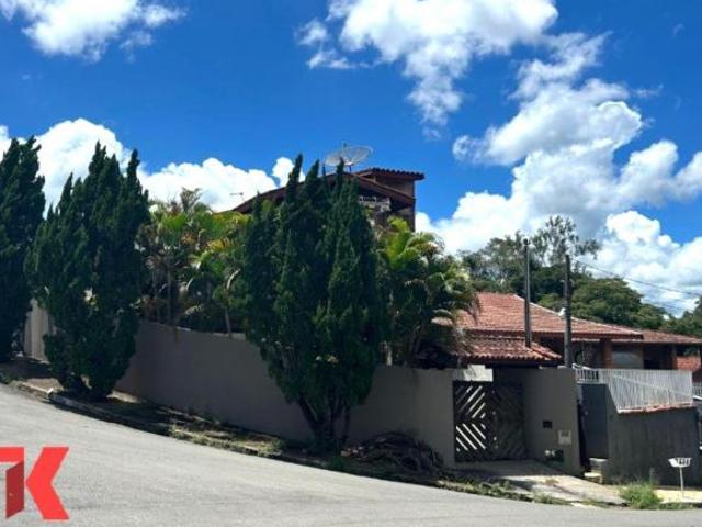 Casa estilo sobrado á venda, Bairro Vila Gallo em Vinhedo/SP com 4 quartos e piscina, casa de rua em