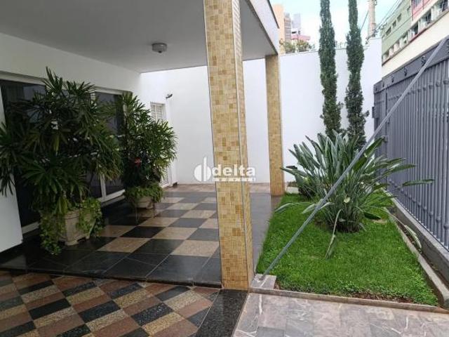 Casa estilo sobrado com 5 quartos sendo 3 suítes para venda no bairro Fundinho Uberlândia MG