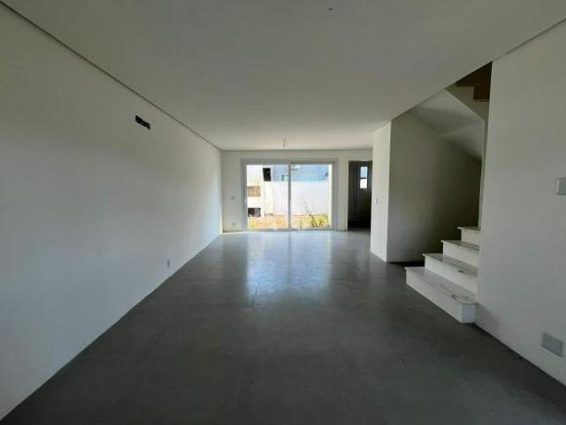 Casa estilo sobrado com 103 m² de área privativa, 3 dormitórios em condomínio fechado com infra