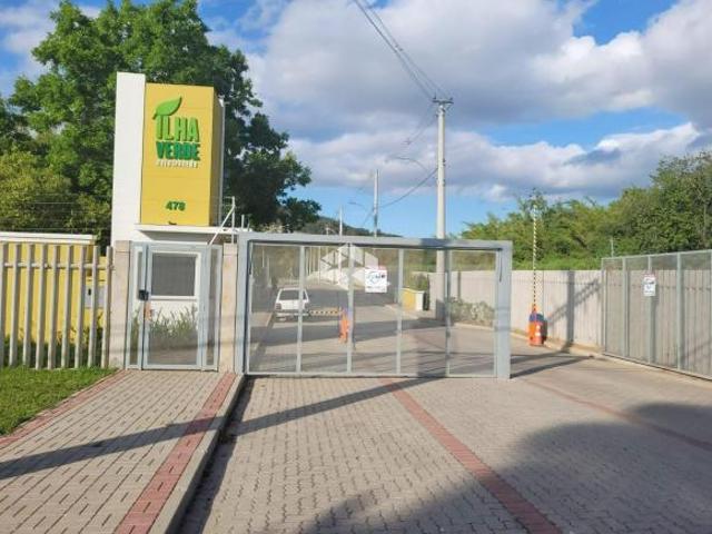 Casa estilo sobrado com 136,50 m² de área total, 3 suítes em condomínio fechado com infra
