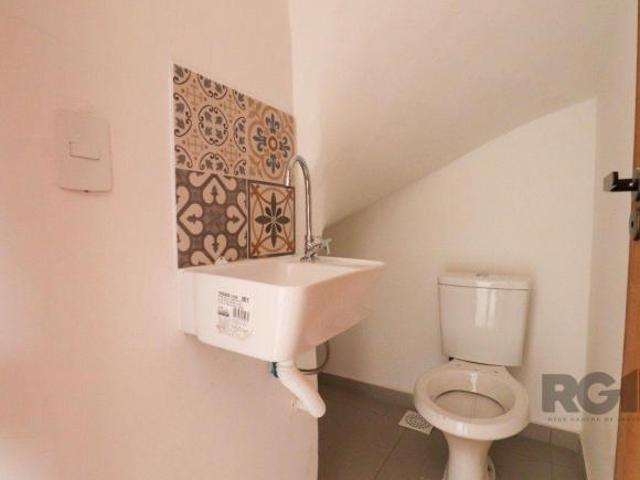 CASA ESTILO SOBRADO COM 2 QUARTOS E PÁTIO, À VENDA NO BAIRRO VILA NOVA, EM PORTO