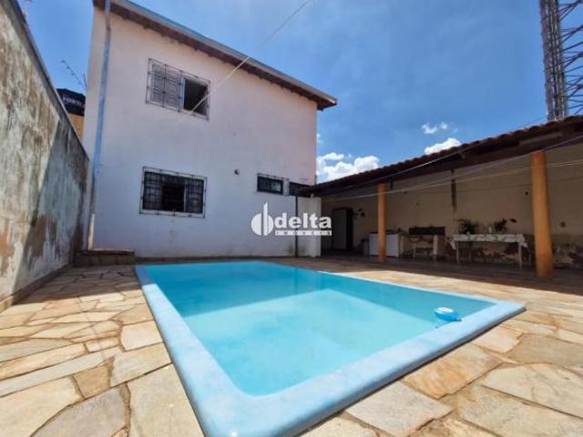 Casa estilo sobrado com 3 quartos disponível para venda no bairro Cidade Jardim em Uberlândia MG