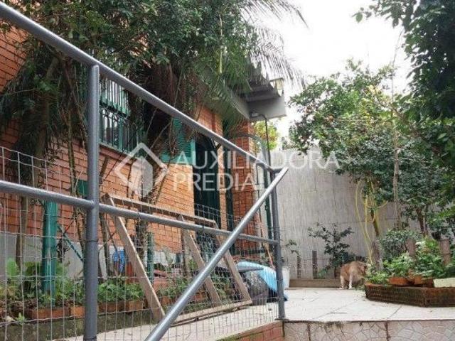 Casa, estilo sobrado de 4 quartos, no bairro Medianeira, 2 vagas de garagem, churrasqueira