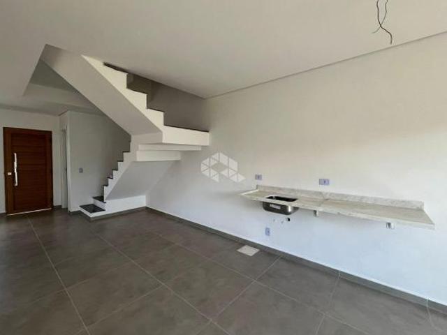 Casa estilo sobrado em condomínio fechado com infra, 2 suítes, pátio e 2 vagas