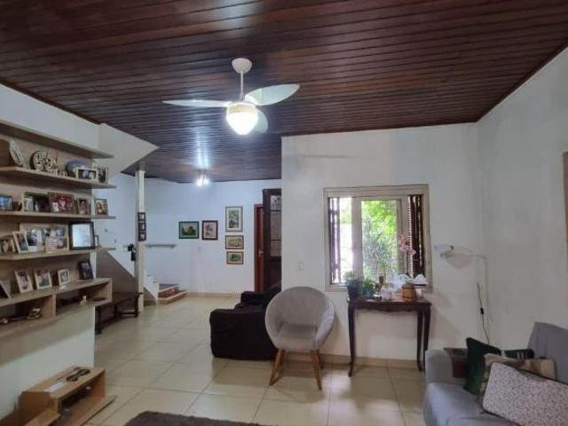 Casa estilo sobrado para venda de 3 dormitórios com 2 vagas de garagem no bairro Cidade Baixa em P