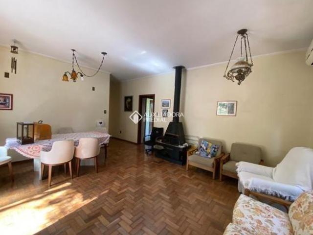 CASA ESTILO SOBRADO, 3 QUARTOS, SUÍTE, ESPAÇO P/6 CARROS E ELEVADOR PRIVATIVO