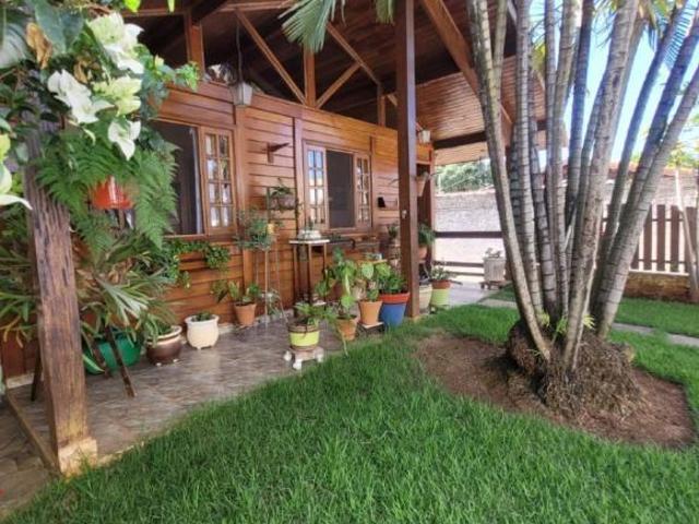 Casa estilosa com 3 dormitórios sendo 1 suíte. [CasacomQuintal] [Espaço] churrasqueira[Sacada]