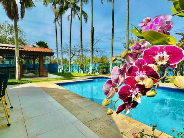 Casa finamente decorada e reformada com 4 suítes à venda, Enseada, Guarujá, SP