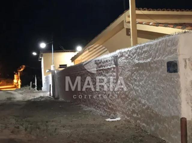 Casa fora de condomínio à venda em Gravatá, com 4 quartos!