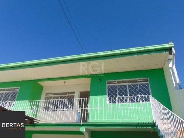 Casa frente, 81,50m2 e 2 apartamento nos fundos térreo e segundo andar