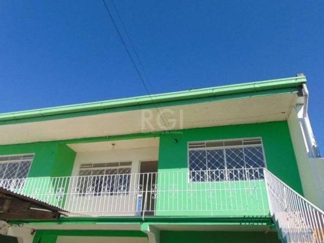 Casa frente, 81,50m2 e 2 apartamento nos fundos térreo e segundo andar