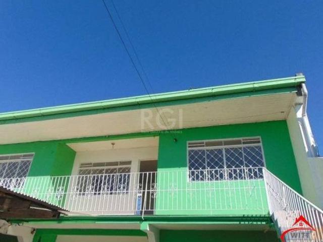 Casa frente, 81,50m2 e 2 apartamento nos fundos térreo e segundo andar