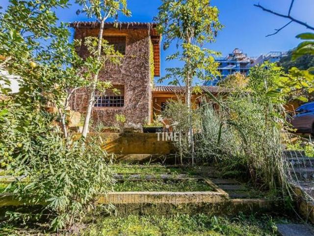 Casa frente ao bosque no Pilarzinho Curitiba – 3 quartos, 2 suítes, jardim e horta