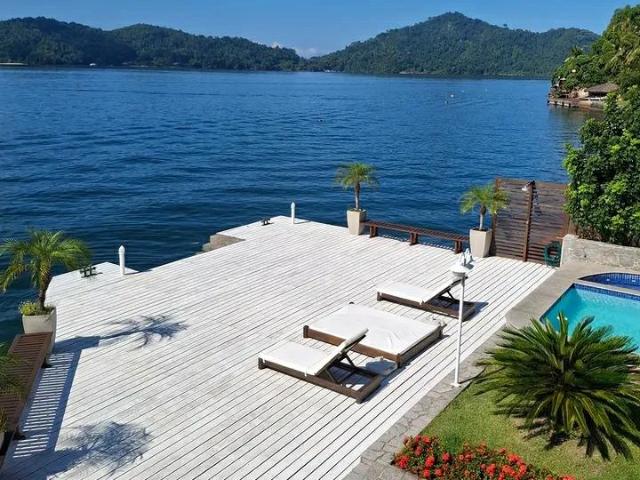 Casa frente ao mar com apoio náutico em Angra dos Reis RJ