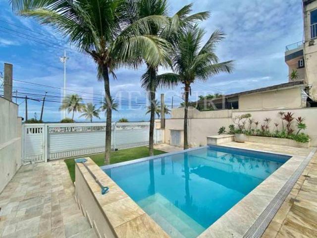 Casa frente ao mar à venda na Praia da Enseada em Guarujá