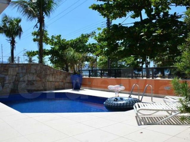 Casa frente ao mar À VENDA na praia da Enseada em Guarujá
