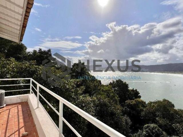 Casa frente mar com piscina e área gourmet no Condomínio Península na Praia da E