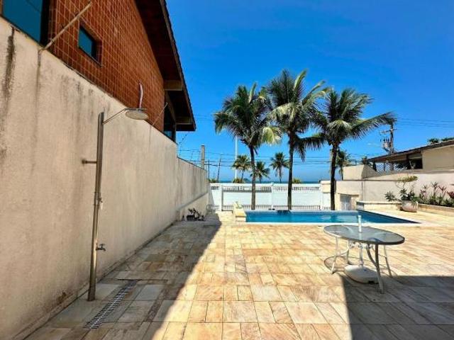 Casa frente mar à venda na Praia da Enseada no Guarujá | Omega Imóveis