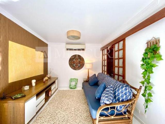 Casa Frente para o Mar à venda no Guarujá, Condomínio Fechado, Praia da Enseada, 3 Quartos, sendo 1