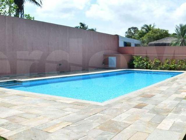 Casa frente praça no condomínio Jardim Acapulco