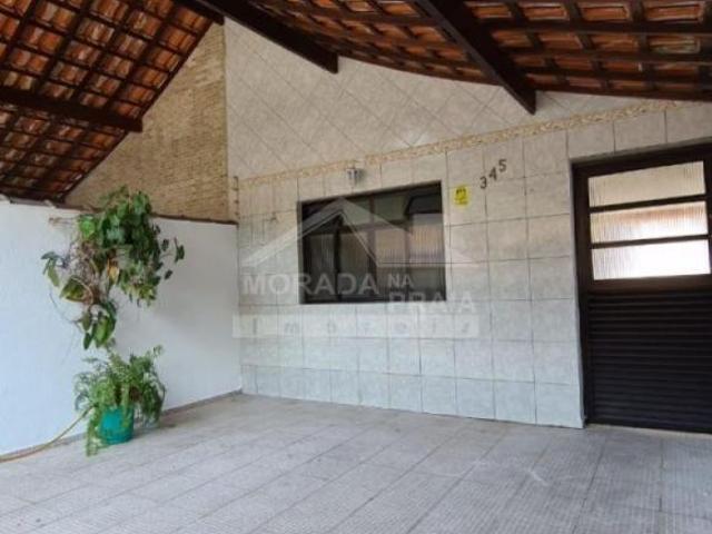 Casa Geminada no Canto do Forte, 2 dormitórios, quintal, confira na imobiliária em Praia Grande