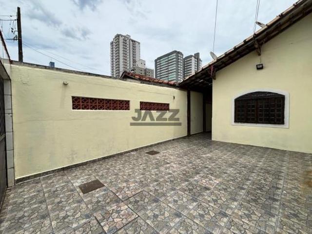 Casa Geminada a 200m da Praia com 2 Dormitórios e Quintal no Maracanã
