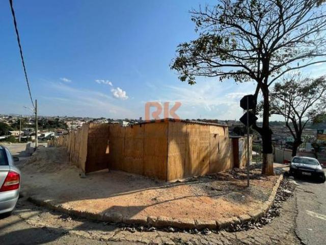 Casa geminada à venda, 5 quartos, 2 suítes, 6 vagas, Cabral Contagem/MG