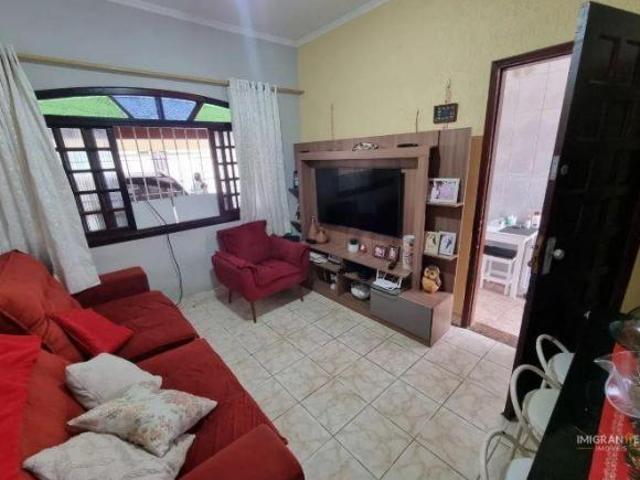 Casa geminada à venda, no Caiçara em Praia Grande SP à 450 metros da praia