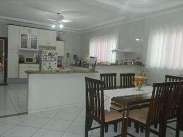 Casa geminada à venda na Guilhermina, em Praia Grande/SP