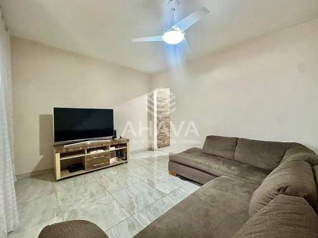 Casa Geminada Coletiva com 2 Quartos à Venda, 70m², Santa Mônica, próximo à Rua Érico Verissimo