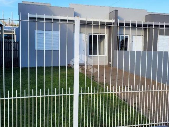 Casa geminada com 03 dormitórios e amplo pátio