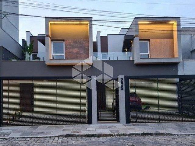 Casa Geminada com 03 dormitórios sendo 1 suíte e 02 vagas de garagem cobertas no bairro Sagrada Famí