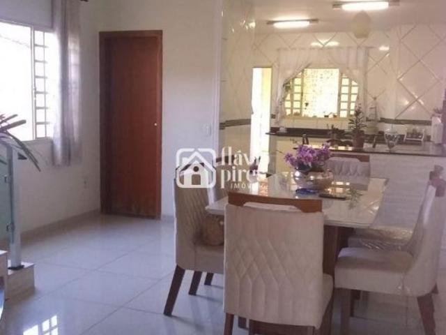 Casa geminada com 03 quartos, próximo a supermercado Dia