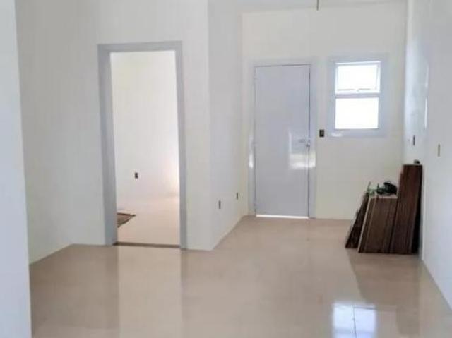 Casa geminada com 02 dormitórios