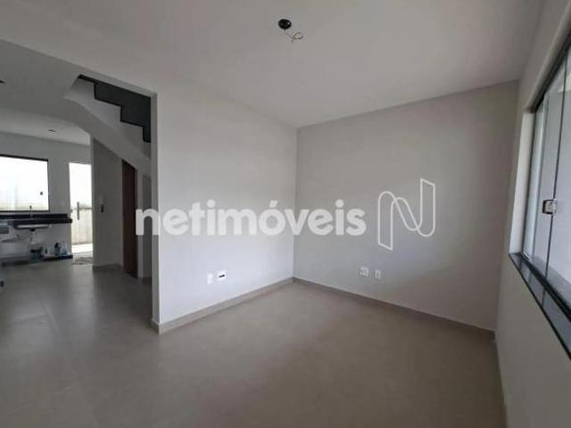 Casa Geminada com 2 Suítes, Varanda e Excelente Localização