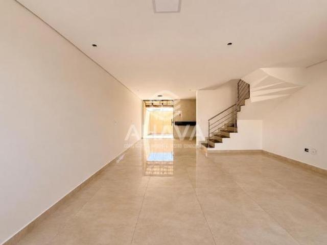 Casa Geminada com 3 Quartos sendo 1 Suíte,130m², 4 Vagas, Bairro Santa Branca, próximo a Avenida Do