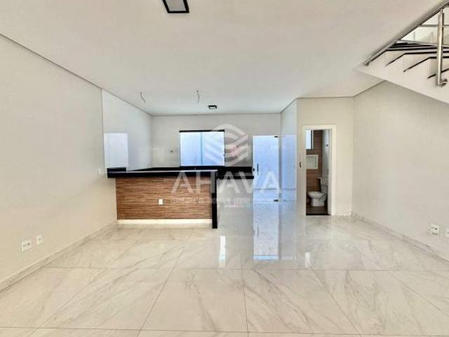 Casa Geminada com 3 Quartos sendo 1 Suíte à Venda, 150m², 2 Vagas, Bairro Copacabana, próximo a Aven