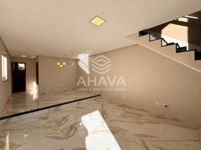 Casa Geminada com 3 Quartos sendo 1 Suíte para venda, 180m², 2 Vagas, Bairro Rio Branco, próximo à R