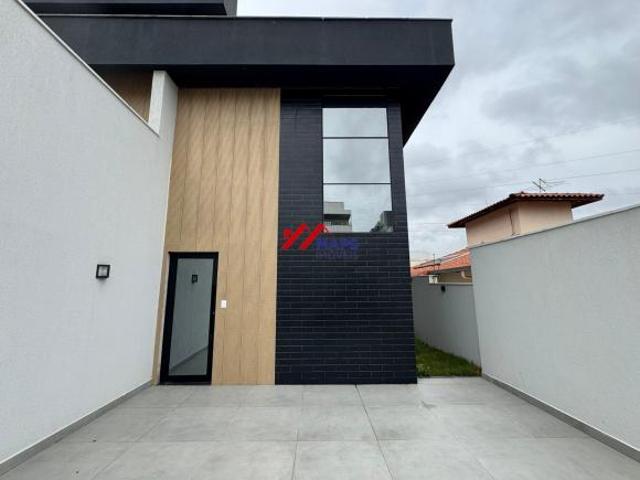 Casa geminada com três quartos, suíte e três vagas de garagem no bairro Fernão Dias Belo Horizonte