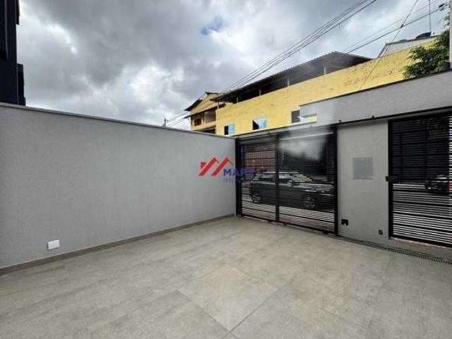 Casa geminada com três quartos, suíte e duas vagas de garagem à venda no bairro Santa Amélia Belo