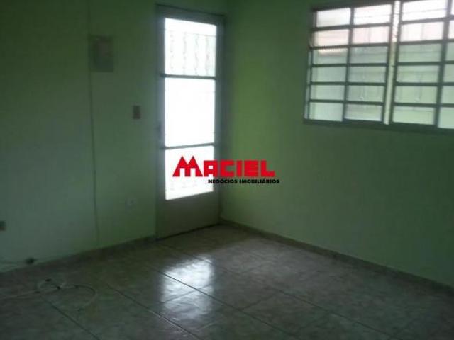 Casa geminada com boa estrutura, 2 dormitórios, no Parque Interlagos