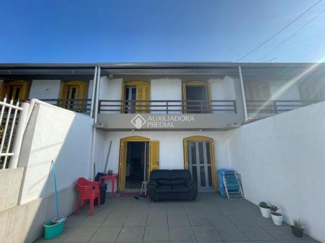 Casa geminada com dois quartos e ampla área de garagem na Zona Nova de Capão da Canoa