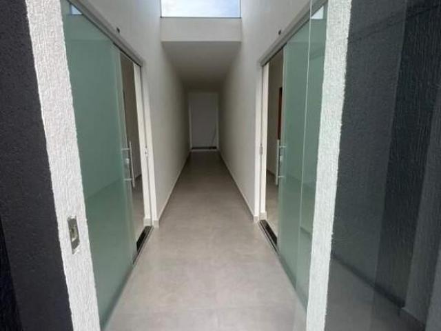 Casa geminada com excelente aproveitamento de espaço e design moderno