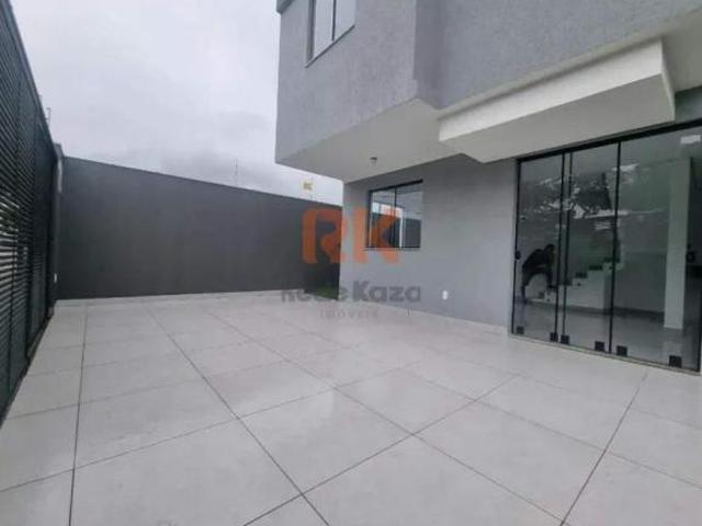 Casa geminada com excelente padrão de acabamento, localizada no bairro Santa Amélia