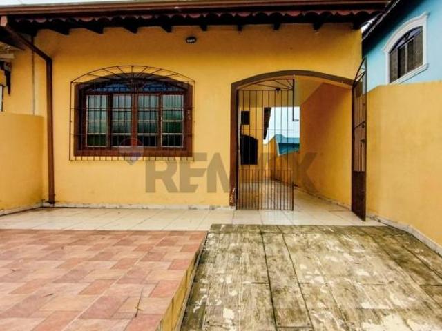 Casa Geminada com Jardim e 2 Vagas na Garagem