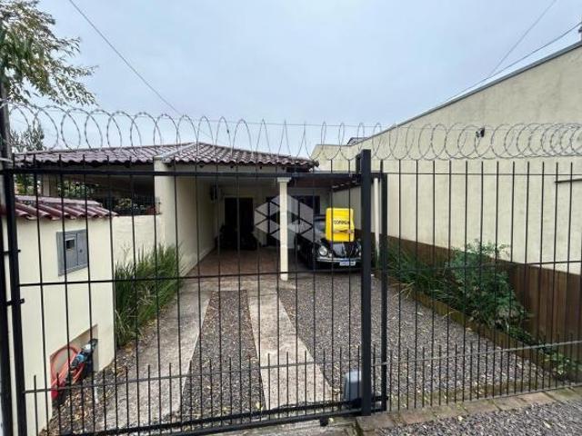 Casa geminada com pátio no bairro Esmeralda!