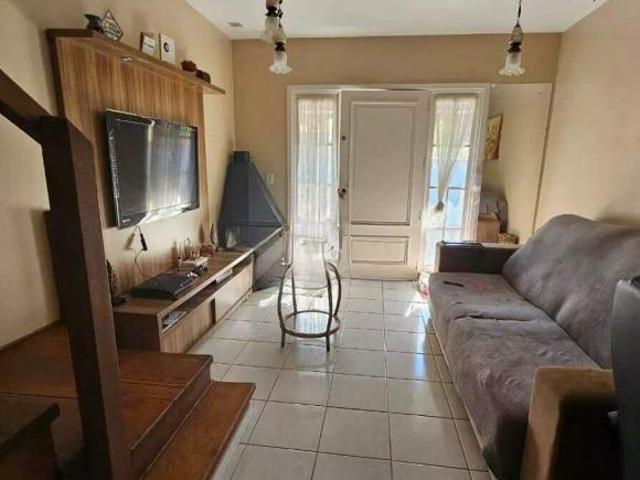 CASA GEMINADA COM PÁTIO PRIVATIVO