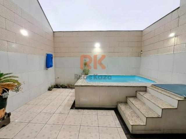 Casa geminada de três pavimentos, construída em meio lote de 180 m², localizada no bairro Santa Môni